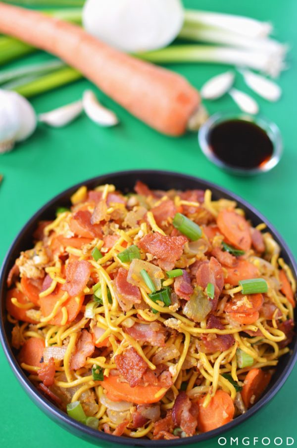 Bacon and Egg Lo Mein | OMGFOOD